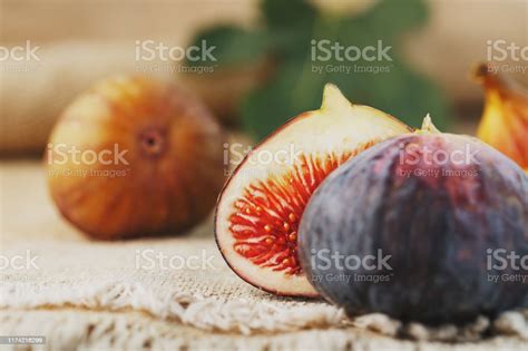 테이블에 무화과 삼베 천 나무 농장 테이블에 과일의 그룹 펄프와 무화과의 조각 건강하고 맛있는 과일 0명에 대한 스톡 사진 및 기타 이미지 Istock