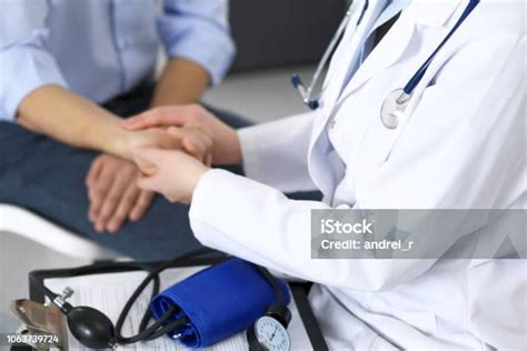 女醫生在醫院檢查男性患者的血壓或脈搏醫藥和醫療理念 照片檔及更多 人 照片 人 人手 人體部分 Istock