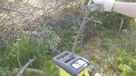 Ветки больше не Сжигаю а пускаю их в дело Незаменимый помощник для сада и огорода измельчитель