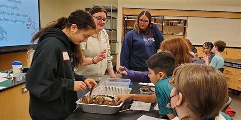 Environmental Science Class Hosts Science Activities For Sixth Graders