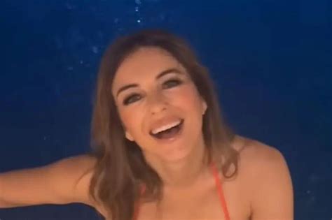 Slavni Model I Glumica Pokazala Svoje Zmijsko Telo U Bikiniju Fanovi