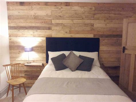 Wood Pallet Bedroom Wall At Eva Edgley Blog