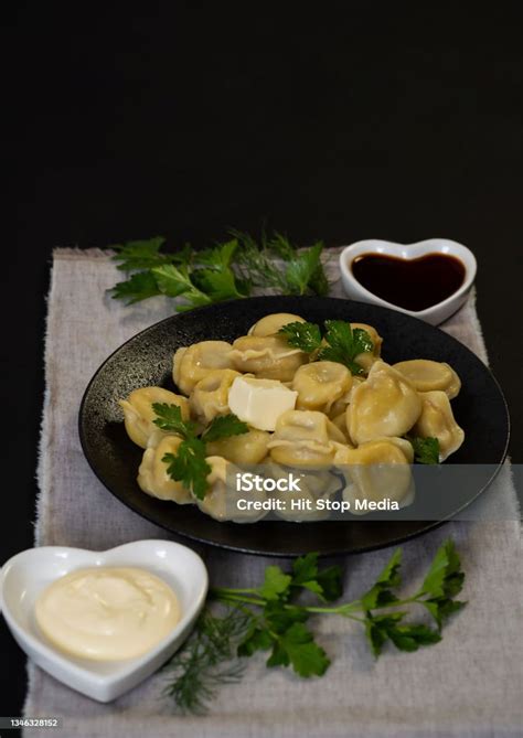 검은 접시에 허브와 만두 러시아어 고기 만두 러시아 전통 요리 공간을 복사합니다 검은 색 배경 0명에 대한 스톡 사진 및 기타