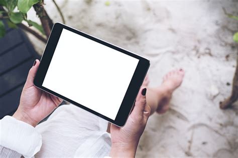여자의 손 잡고 모래와 해변 배경 빈 흰색 바탕 화면 블랙 태블릿 Pc의 이랑 이미지 검은색에 대한 스톡 사진 및 기타 이미지