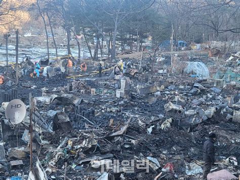 속옷 입고 뛰쳐나와폐허된 구룡마을 잿더미만 가득