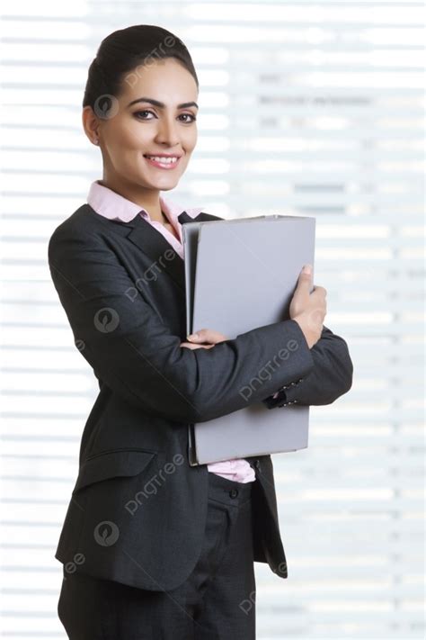 Background Potret Wanita Percaya Diri Dengan Folder File Di Kantor Foto ...