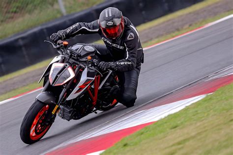 Pirelli Diablo Rosso Corsa Ii Sport Bike Tire Review Asphalt And Rubber