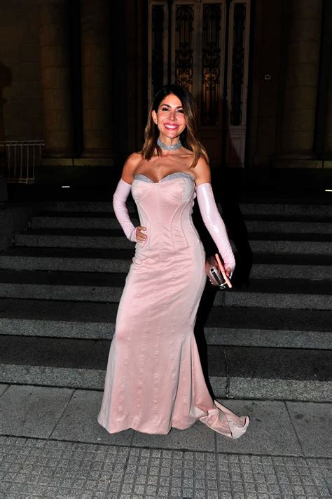 La falsa boda de Nico Occhiato y Flor Jazmín Peña los mejores looks de época de una noche de