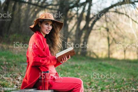 아름다운 소녀 자연 배경에서 책을 읽고 책에 대한 스톡 사진 및 기타 이미지 책 패션 가을 Istock