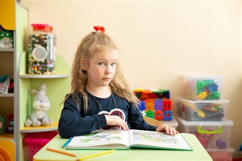 可愛的小女孩做家庭作業 讀一本書 著色網頁 寫作和繪畫幼稚園教學 照片檔及更多 一個人 照片 一個人 人 兒童 Istock
