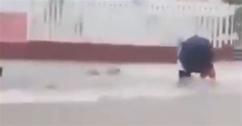 Captan A Dos Personas Cruzando Fuerte Corriente De Agua Que Dejó La
