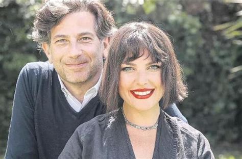 Sunucu Deniz Bayramoğlunun Eşi Kimdir Onedio