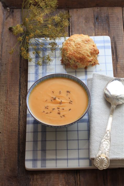 Soupe carotte patate douce et son scone aux noisettes et lard fumé On dine chez Nanou