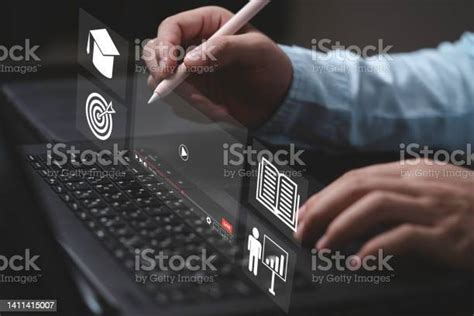 문제 해결 개념에 창조적 인 사고 아이디어와 지식을 만들기위한 학생 온라인 교육 및 전자 학습 가상현실에 대한 스톡 사진 및 기타 이미지 Istock