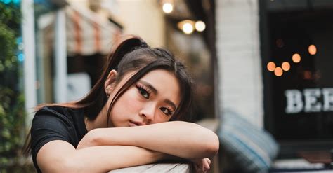 검은 머리 공상 기분 좋은 긴 머리 도시 건축 도시 설정 명상 적 목조 테이블 반사 벽돌 벽 보케 부드러운 빛 불빛 사람 사색 중인 수심에 잠긴