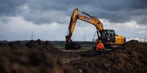 Intels Big Chip Making Push In Germany Hits Bottleneck Wsj