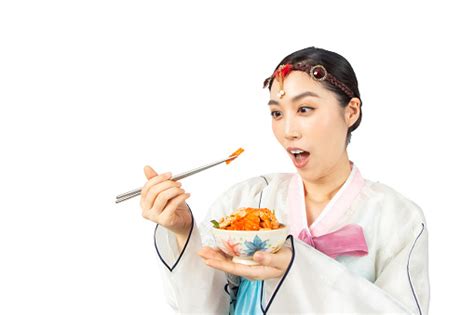 한국한복 드레스를 입은 여성들이 하얀 배경에 김치 김기를 먹는 모습 먹기에 대한 스톡 사진 및 기타 이미지 먹기 김치