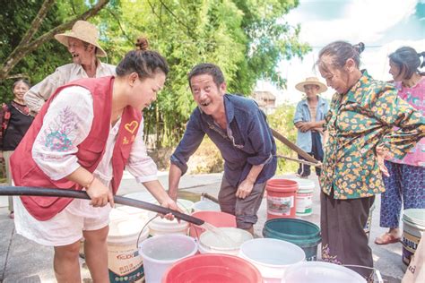 烈日炎炎，高温炙烤着大地。今年万州热得“疯狂”，气温连续40℃，处处热浪滚滚，高温红色预警、高温中暑预警等信号接连发布。 社会民生 轩啸之家