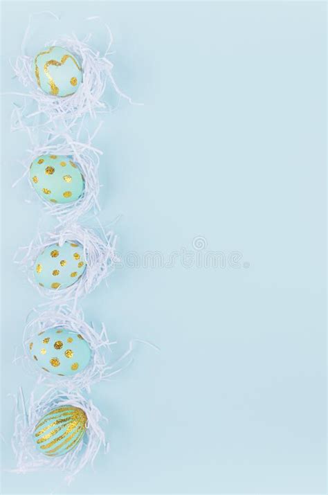 Huevos De Pascua Azules Con Puntos De Brillo Dorado En Nido Blanco Como Borde Sobre Fondo Azul