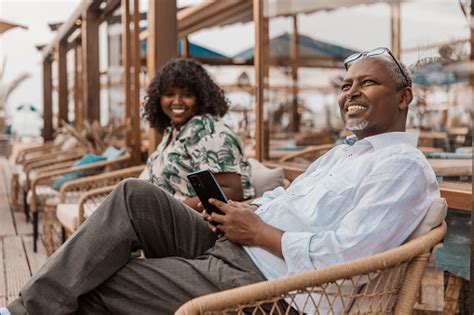 장치를 사용하는 잘 생긴 노인 아프리카 남자와 딸의 초상화 Somali People에 대한 스톡 사진 및 기타 이미지