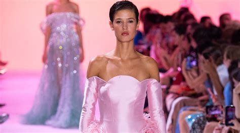 Roze Roze Roze Margot Robbies Mooiste Barbie Outfits Op Een Rij