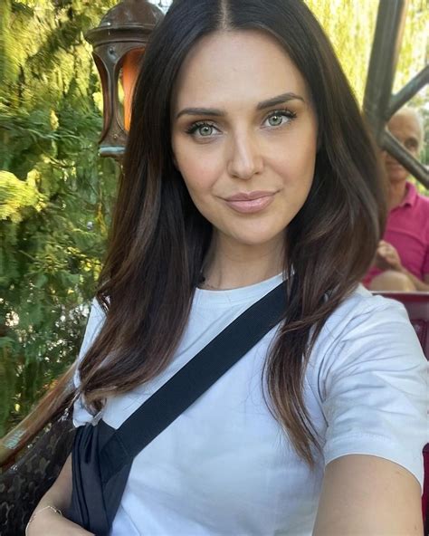 Девушки флиртуют Added A New Photo Девушки флиртуют