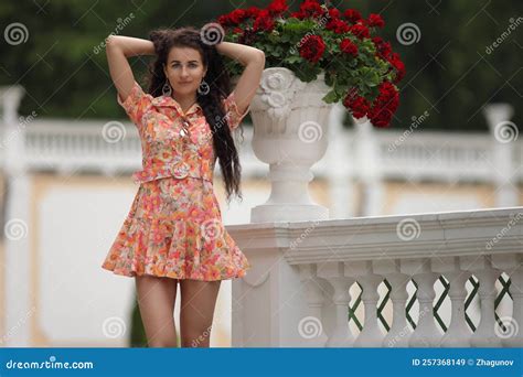 Hermosa Mujer Disfrutando Del Verano Al Aire Libre Imagen De Archivo Imagen De Curtido Dedos