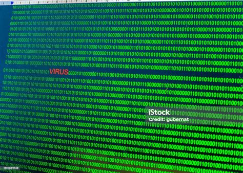 해커에 의해 작성 된 악성 컴퓨터 코드에 빨간색 비문 바이러스 위험한 프로그램 코드가 있는 컴퓨터 화면 의 그림입니다 스파이