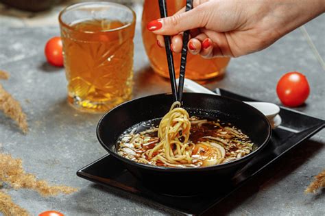 닭고기와 돼지고기를 곁들인 라면 쇼유 라멘 닭고기와 돼지고기 국수 Miso Sauce에 대한 스톡 사진 및 기타 이미지