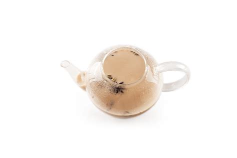 茶壺透明茶壺與印度民族瑪薩拉茶隔離在白色背景牛奶生薑豆蔻丁香肉豆蔻八角肉桂 照片檔及更多 健康飲食 照片 健康飲食 傳統 壽命吠陀