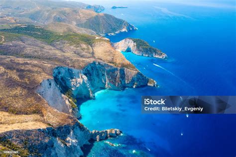 드론의 공중 풍경 푸른 바닷물 드론에서 본 평면도 바다 여행을위한 여름 시간 자킨토스 섬 그리스 바다 만 배경과 벽지에 대한 사진입니다 0명에 대한 스톡 사진 및 기타