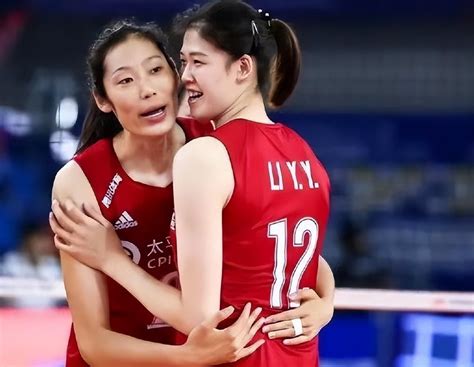 朱婷为女排荣誉做出榜样！李盈莹及时效仿，张常宁却毁掉良好口碑