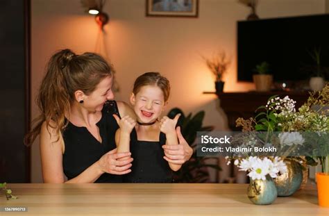 즐거운 할로윈 보내세요 테이블에 두 여자와 호박 주황색 조명이 있는 밝은 배경 휴일의 기쁨 포옹하고 웃으십시오 두 자매와 엄마와 딸 이다 행복 에 홈 2명에 대한 스톡 사진