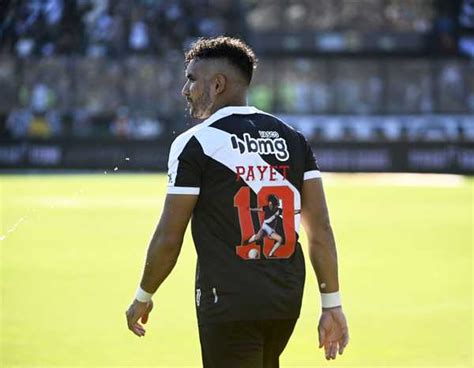 Roberto Dinamite é homenageado pelo Vasco em camisa 10 de Payet vasco