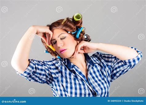 Dona De Casa Sexy Atrativa Com Encrespadores Foto De Stock Imagem