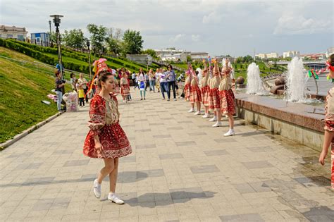 체코 전통 잔치입니다 전통 민속 춤과 엔터테인먼트 소녀와 소년 광장에 춤 의상 거리에 대한 스톡 사진 및 기타 이미지 거리 공연 교육 Istock