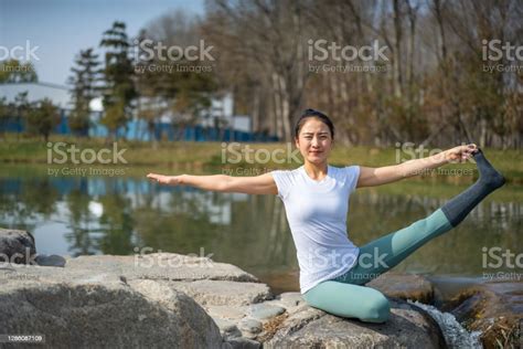 젊은 아시아 여자 연습 요가 에 이 도시 공공 공원 20 24세에 대한 스톡 사진 및 기타 이미지 20 24세 가냘픈