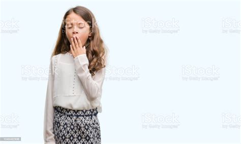 히스패닉계 여 자가 손으로 입을 덮고 피곤 하 품 지 루 불안 하 고 졸음입니다 가리기에 대한 스톡 사진 및 기타 이미지