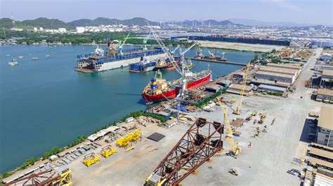 드라이 도크 개념 유지 보수 서비스의 유조선 선박 드라이 도크에서 일합니다 보험 및 유지 보수 원유 유조선 선박 개념 화물 운송 서비스 유지 보수 보험 0명에 대한 스톡