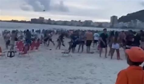 VÍDEO torcedores do Fluminense e do Boca Juniors saem na porrada VEJA