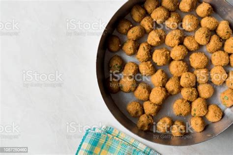 터키 음식 미트볼 Bulgur 및 렌즈콩 붙여넣기로 만든 Mercimek Koftesi 또한 빵 먹으면 고기에 대한 스톡 사진 및 기타 이미지 Istock