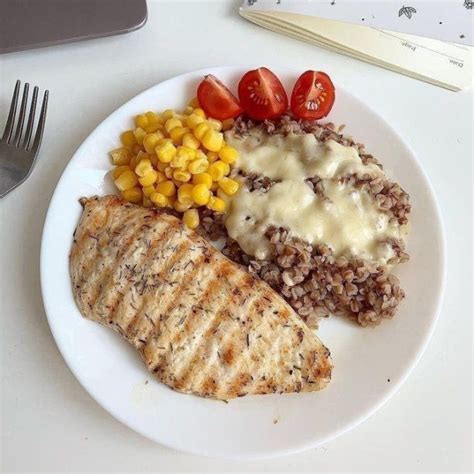 Белая тарелка с мясом и овощами