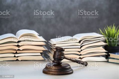 배경에 법률 책과 법과 정의 기호 법률 개념 이미지입니다 정의에 대한 스톡 사진 및 기타 이미지 정의 0명 갈색 Istock