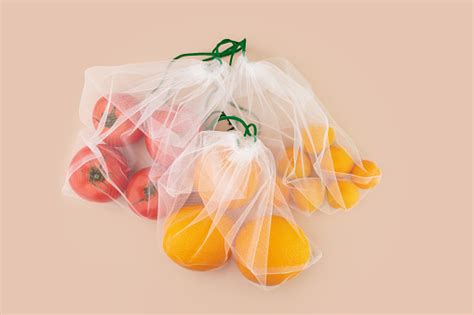 야채와 과일이 든 쇼핑백 친환경 쇼핑객을 위한 재사용 가능한 메쉬 백 식료품을 위한 친환경 그물 가방 가방에 대한 스톡 사진 및