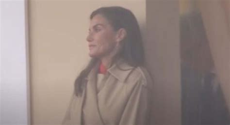 La imagen más comentada de la reina Letizia en el de octubre Sola esperando a que pase el