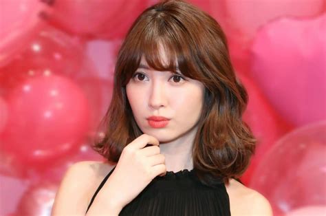 ＜小嶋陽菜＞胸元が大きく開いた、大胆ドレス姿公開 「美しすぎます」「憧れです」の声