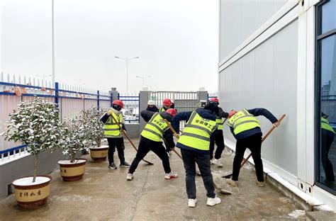迎寒而上建工总承包除雪清冰保生产