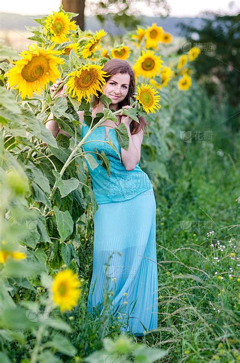 美丽的乌克兰女孩在向日葵