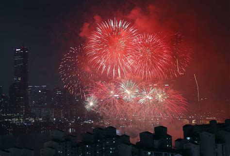 한강 밤하늘 수놓은 불꽃축제60여 만명 몰려 함성 디지털타임스