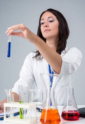 랩에서 액체로 채워진 플라스크로 작업하는 여성 실험실 직원수직 이미지 방향 20 29세에 대한 스톡 사진 및 기타 이미지